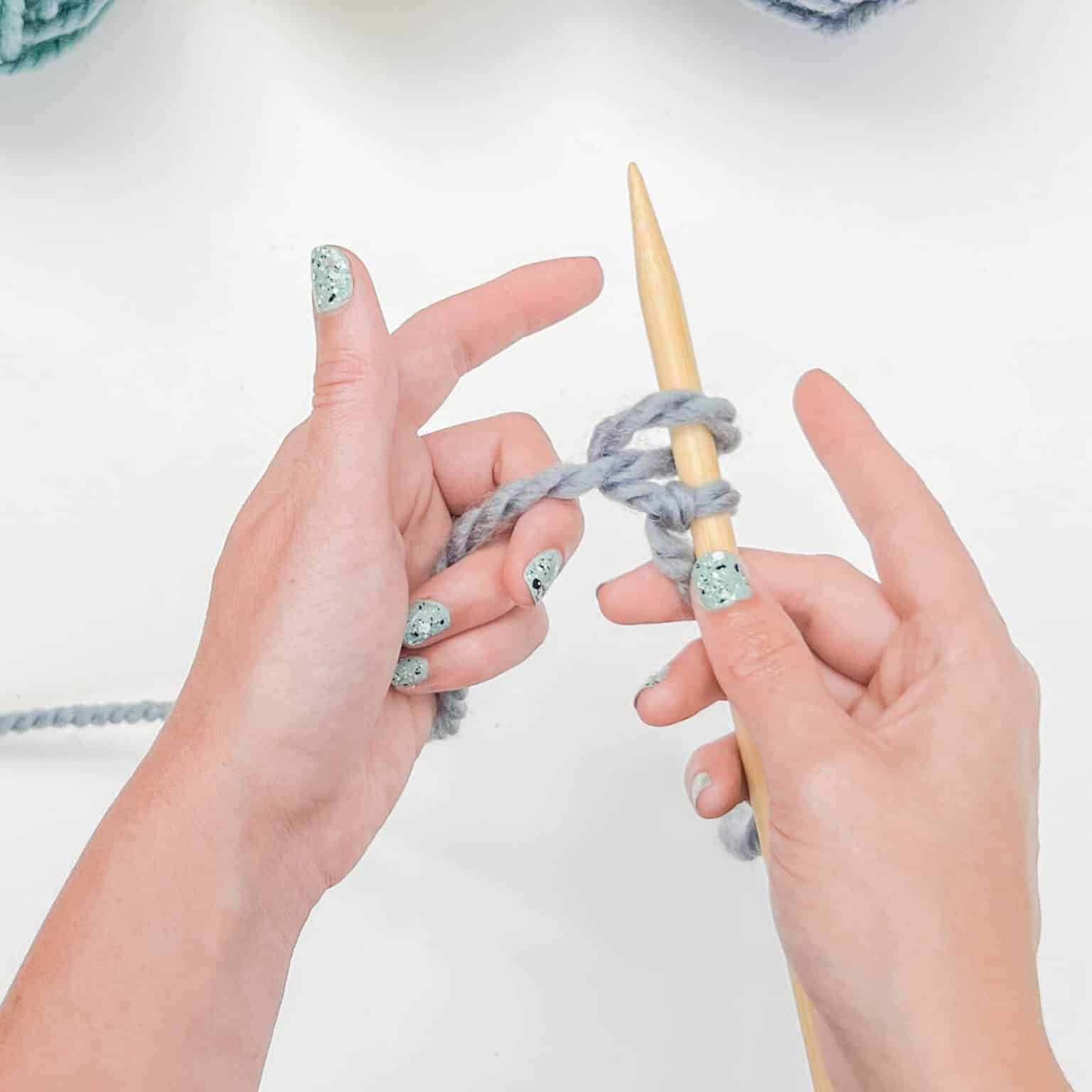 Backward Loop Cast On for Beginners [3 Quick Steps]