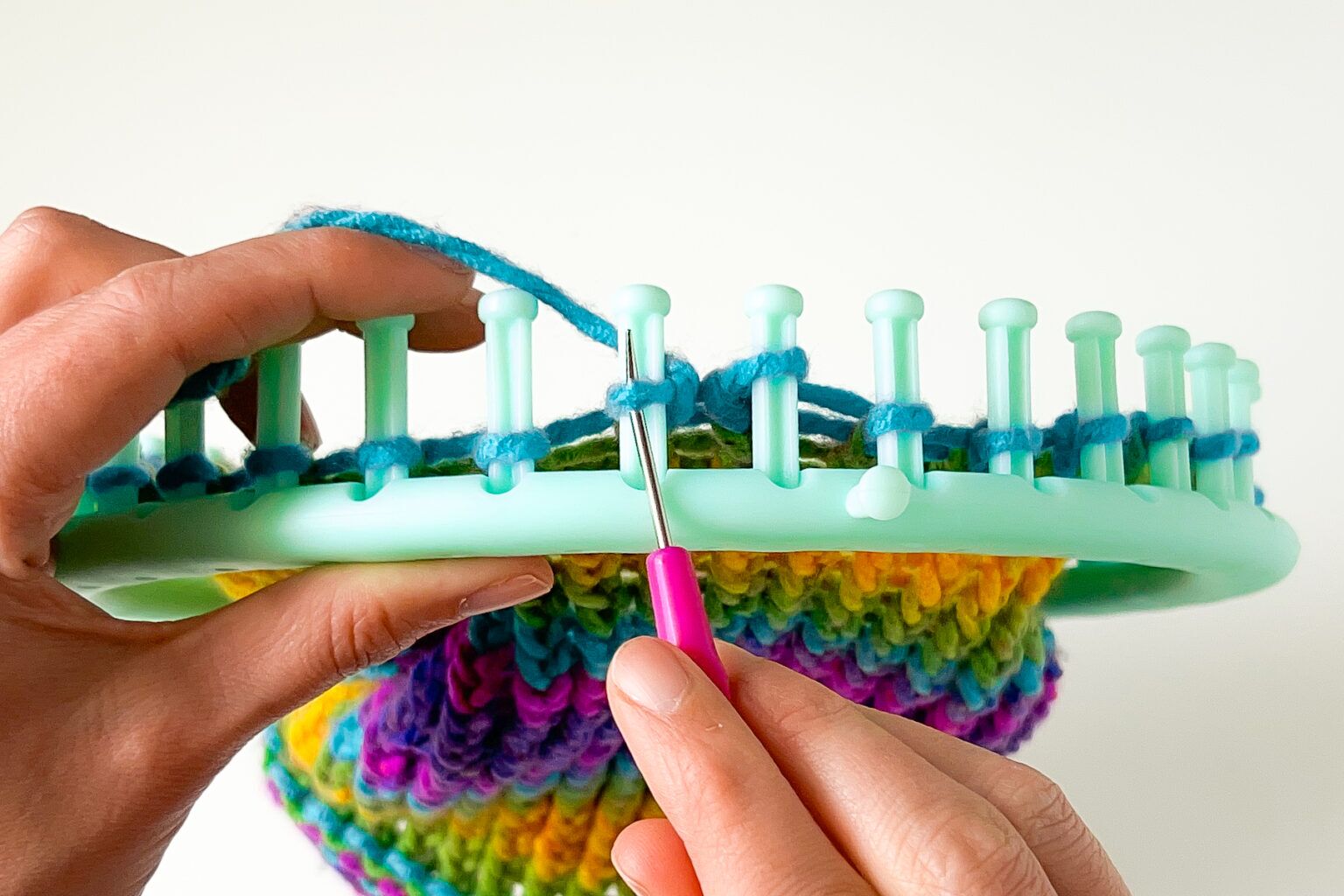 Loom Knit Cast Off: Flat Edges in 4 Easy Steps!
