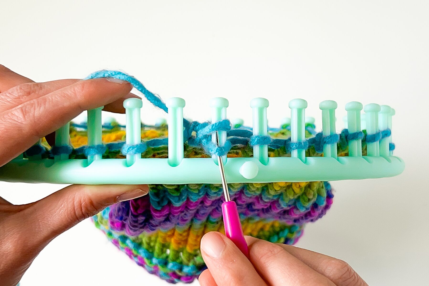 Loom Knit Cast Off: Flat Edges in 4 Easy Steps!