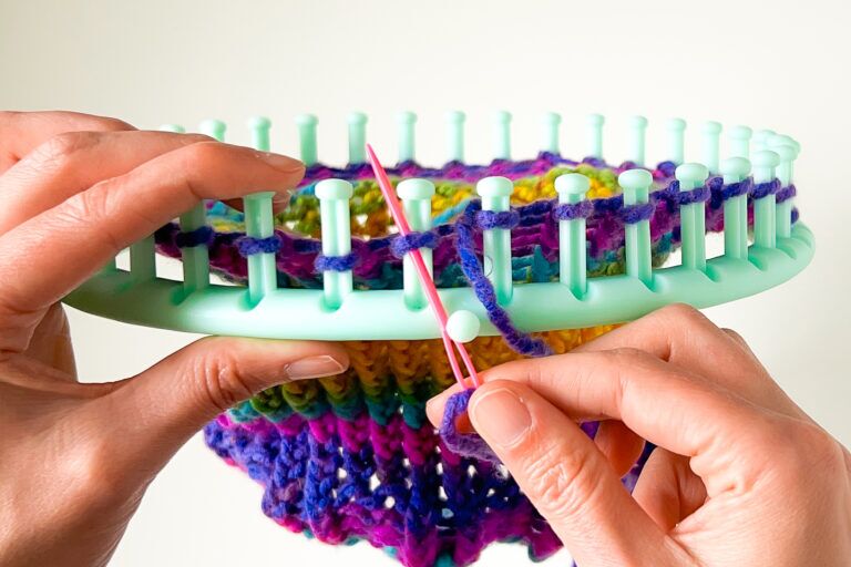 Knitting Loom Cast Off: The 5 Step Easy Cinched Bind Off!