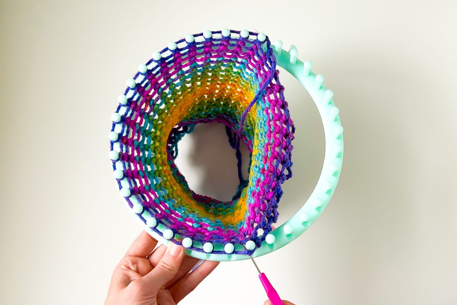 Knitting Loom Cast Off: The 5 Step Easy Cinched Bind Off!