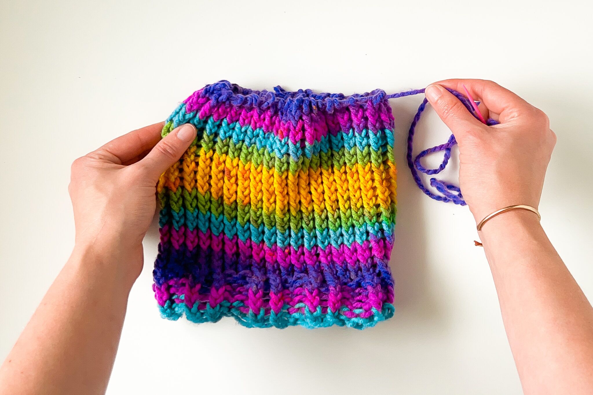 Knitting Loom Cast Off: The 5 Step Easy Cinched Bind Off!