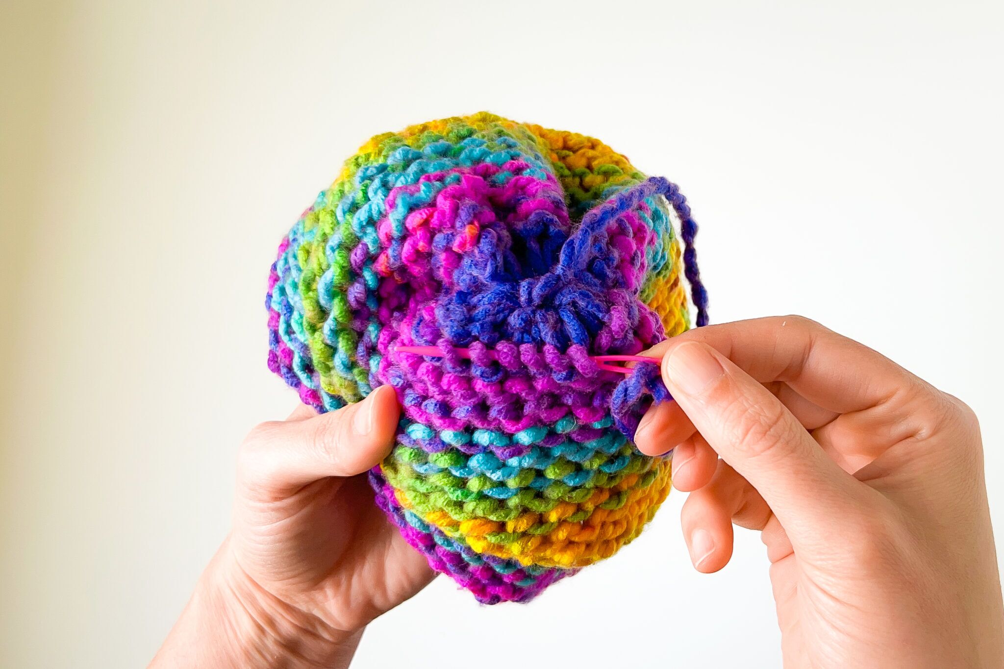 Knitting Loom Cast Off: The 5 Step Easy Cinched Bind Off!